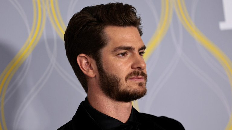 Каква е връзката между Андрю Гарфийлд и Ричард Брансън Днес